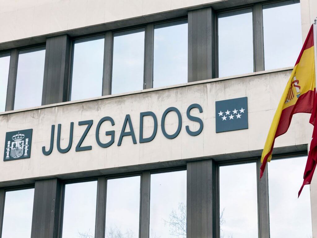 What is a court runner in Spain or so called procurador?